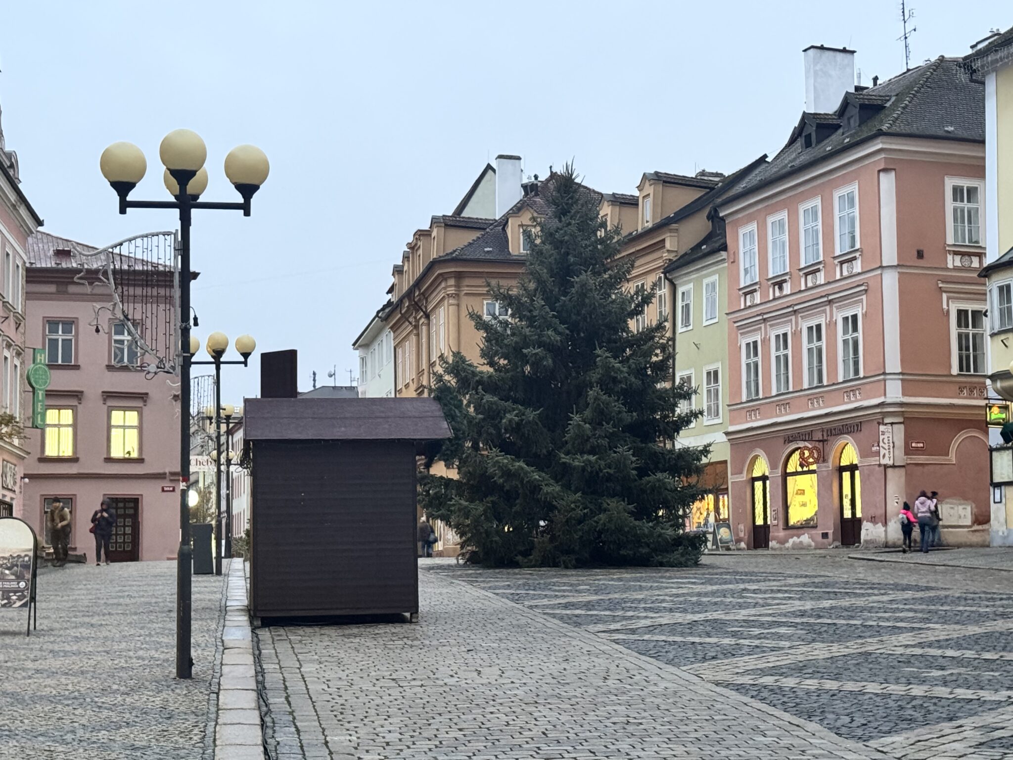 Chebské náměstí již zdobí krásný vánoční strom. Městu ho věnovala firma ...